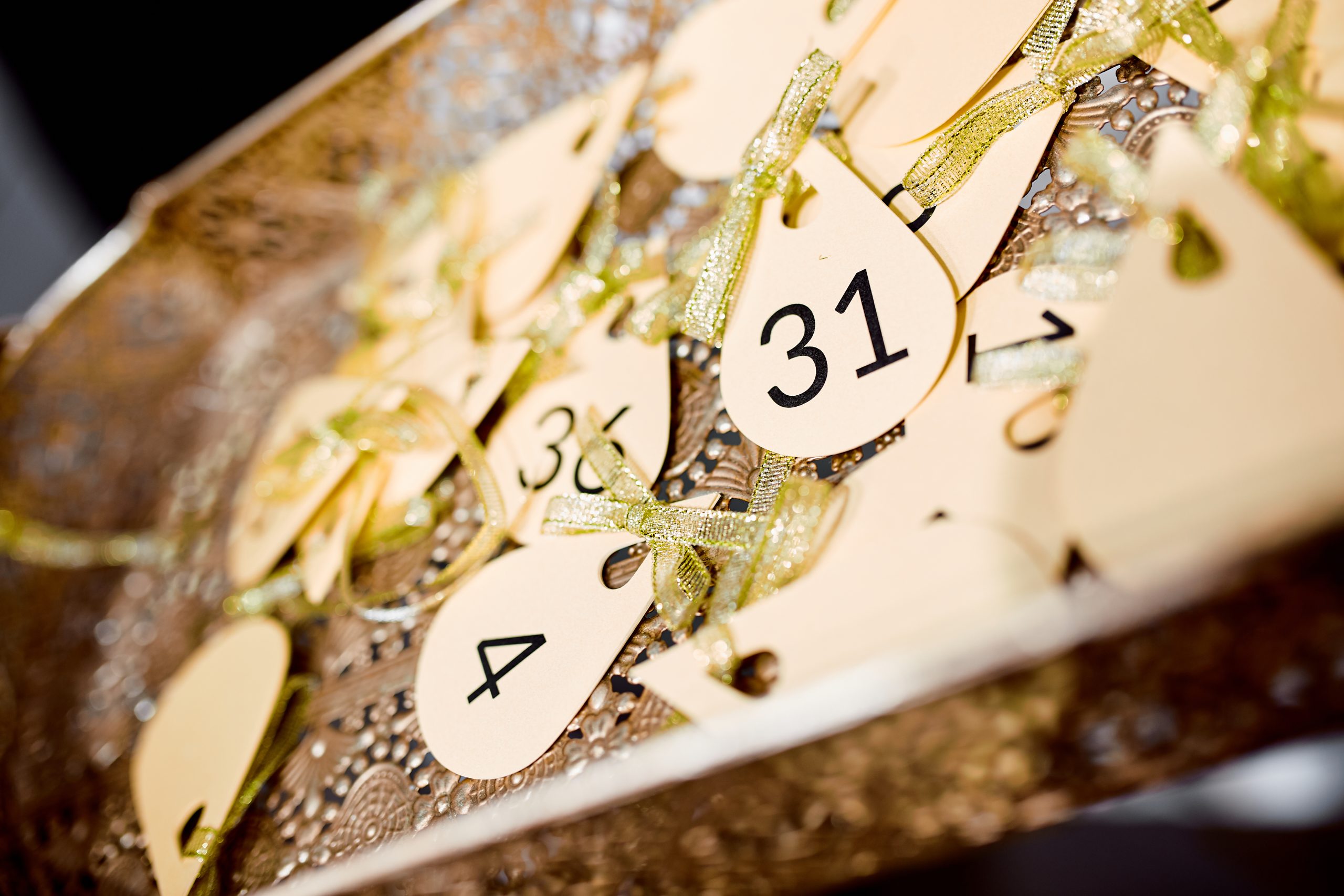 香港職場文化全覽：從天堂到地獄，如何適應並改善工作環境？